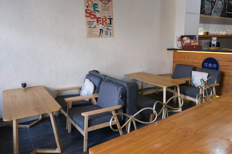 【台南美食】神農街療癒咖啡廳『花食間 手作HUS SHIH JIAN』草莓季限定夢幻甜點好欠吃!貓奴必訪!貓貓狗狗陪你吃飯太夢幻了! - 台南 ...