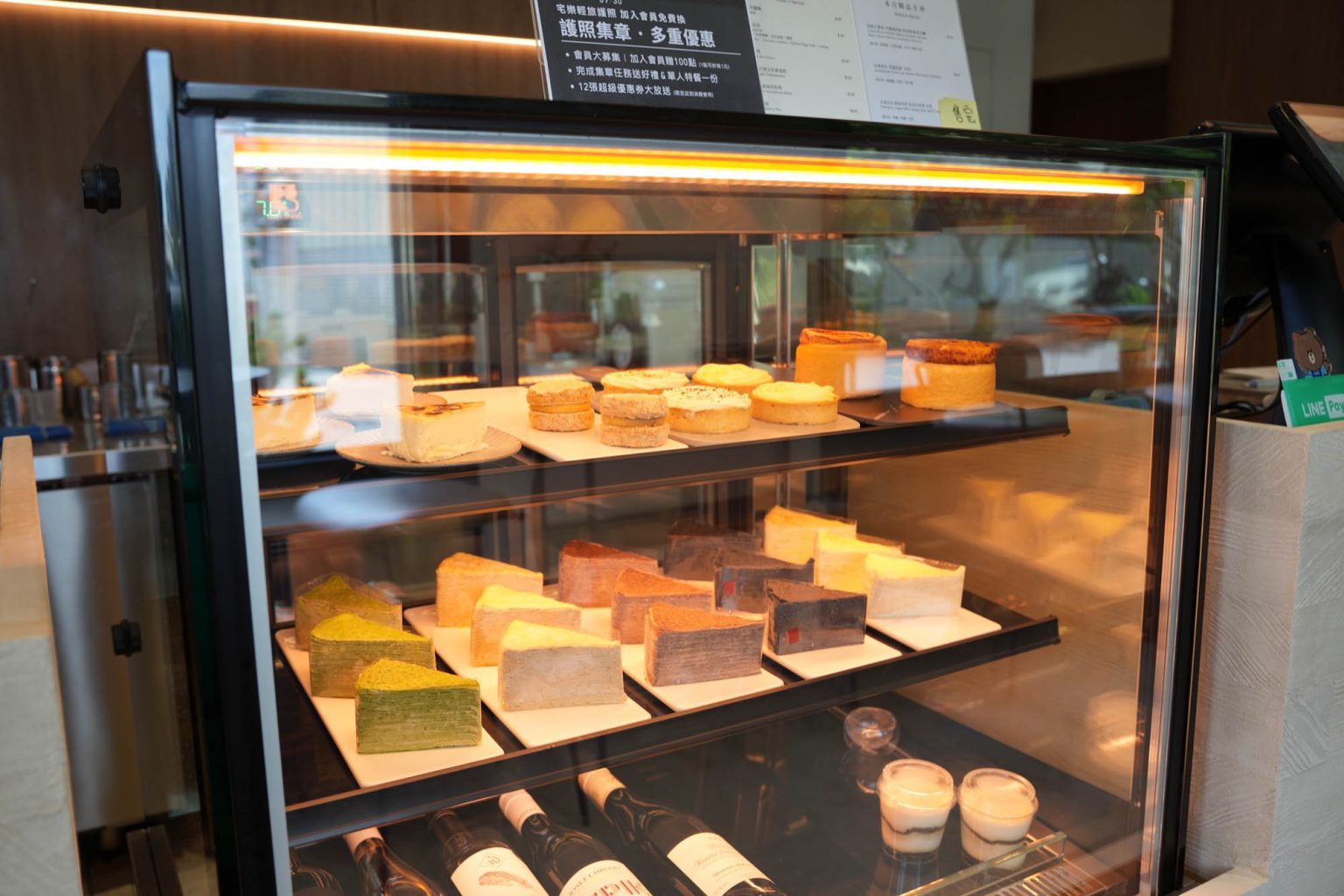 【台南美食】隱身住宅區黑色系質感咖啡廳『宅樂咖啡Zeller Coffee』早午餐、主餐料理、甜點下午茶通通有！ - 台南女孩凱莉吃透透