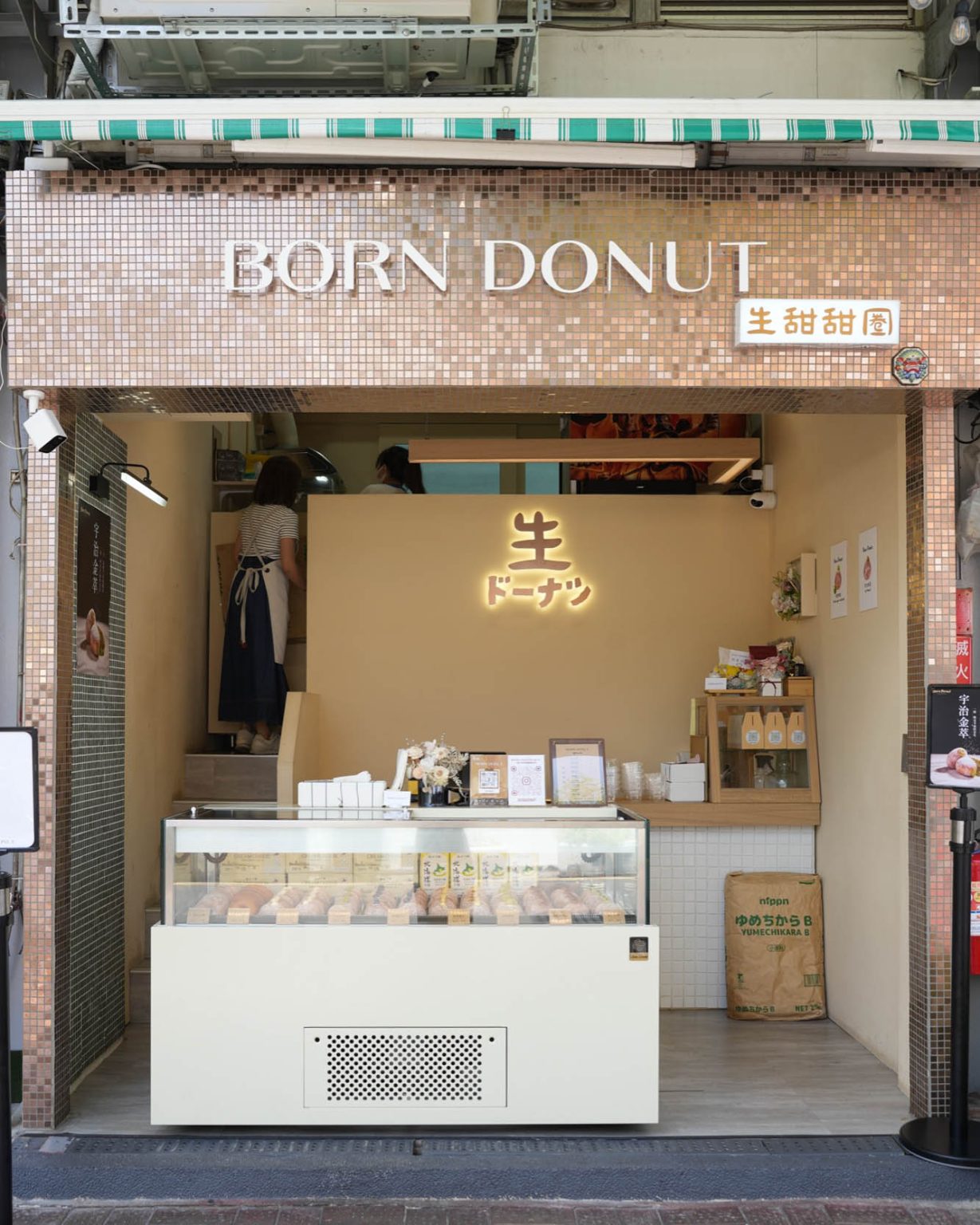 【台南國華街】超人氣「Born Donut生甜甜圈專門店」日本爆餡生甜甜圈，頂級十勝奶霜製作，口感超柔軟一咬就爆漿！ - 台南女孩凱莉吃透透