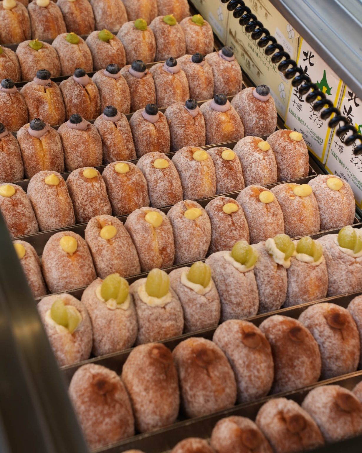 【台南國華街】超人氣「Born Donut生甜甜圈專門店」日本爆餡生甜甜圈，頂級十勝奶霜製作，口感超柔軟一咬就爆漿！ - 台南女孩凱莉吃透透