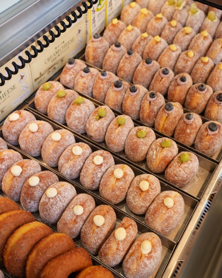 【台南國華街】超人氣「Born Donut生甜甜圈專門店」日本爆餡生甜甜圈，頂級十勝奶霜製作，口感超柔軟一咬就爆漿！ - 台南女孩凱莉吃透透