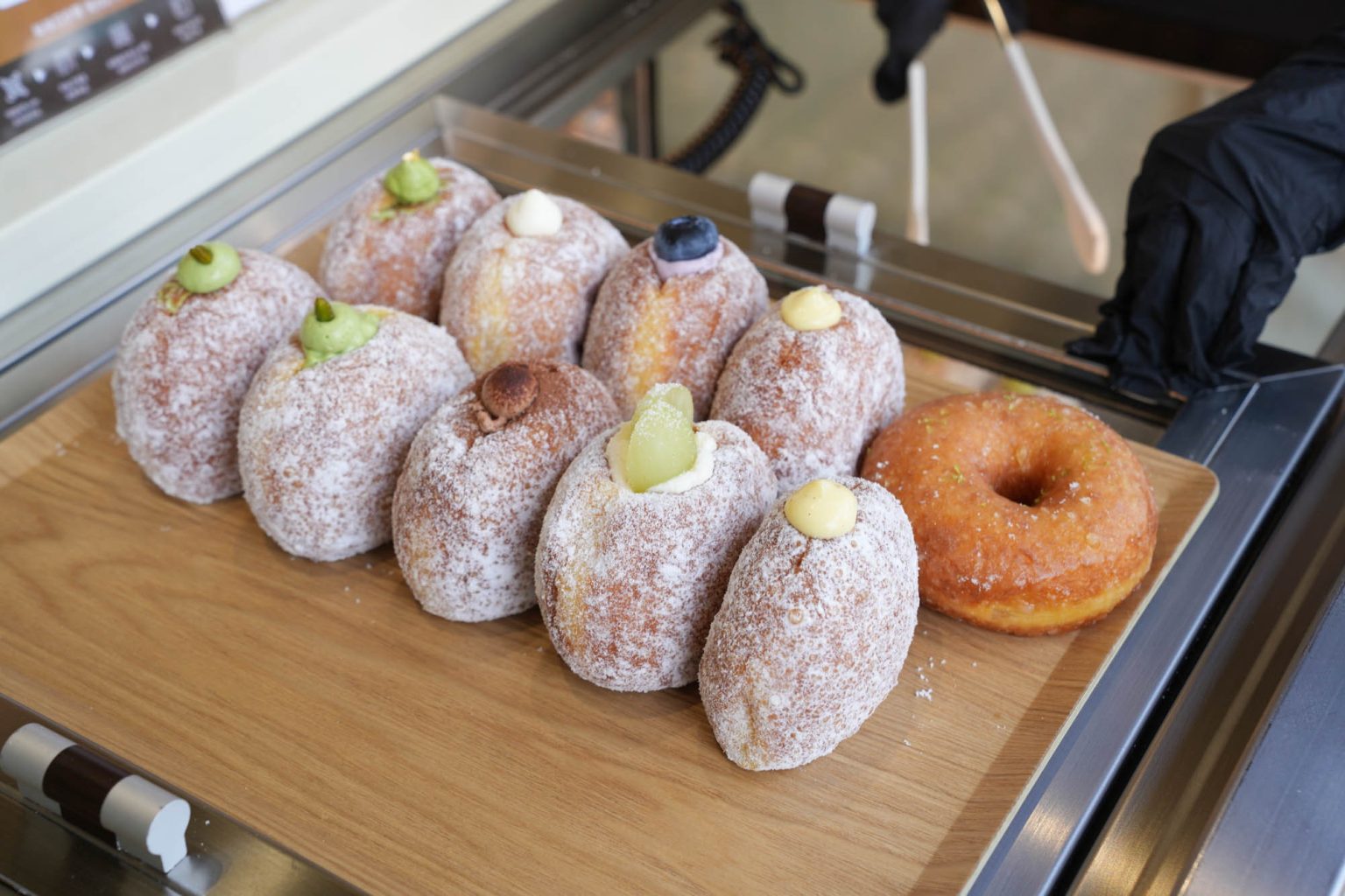 【台南國華街】超人氣「Born Donut生甜甜圈專門店」日本爆餡生甜甜圈，頂級十勝奶霜製作，口感超柔軟一咬就爆漿！ - 台南女孩凱莉吃透透