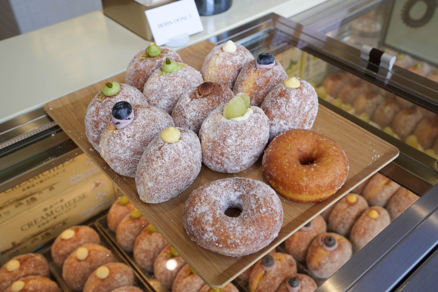 【台南國華街】超人氣「Born Donut生甜甜圈專門店」日本爆餡生甜甜圈，頂級十勝奶霜製作，口感超柔軟一咬就爆漿！ - 台南女孩凱莉吃透透