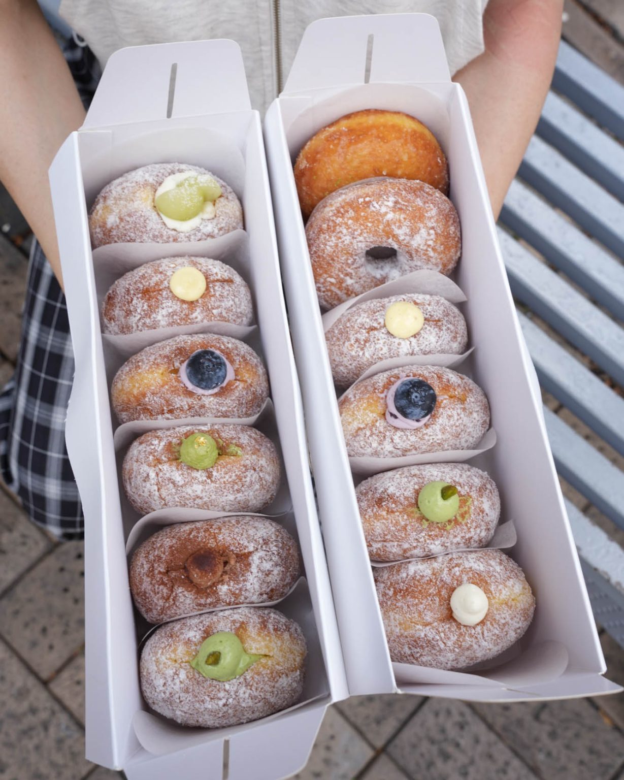 【台南國華街】超人氣「Born Donut生甜甜圈專門店」日本爆餡生甜甜圈，頂級十勝奶霜製作，口感超柔軟一咬就爆漿！ - 台南女孩凱莉吃透透