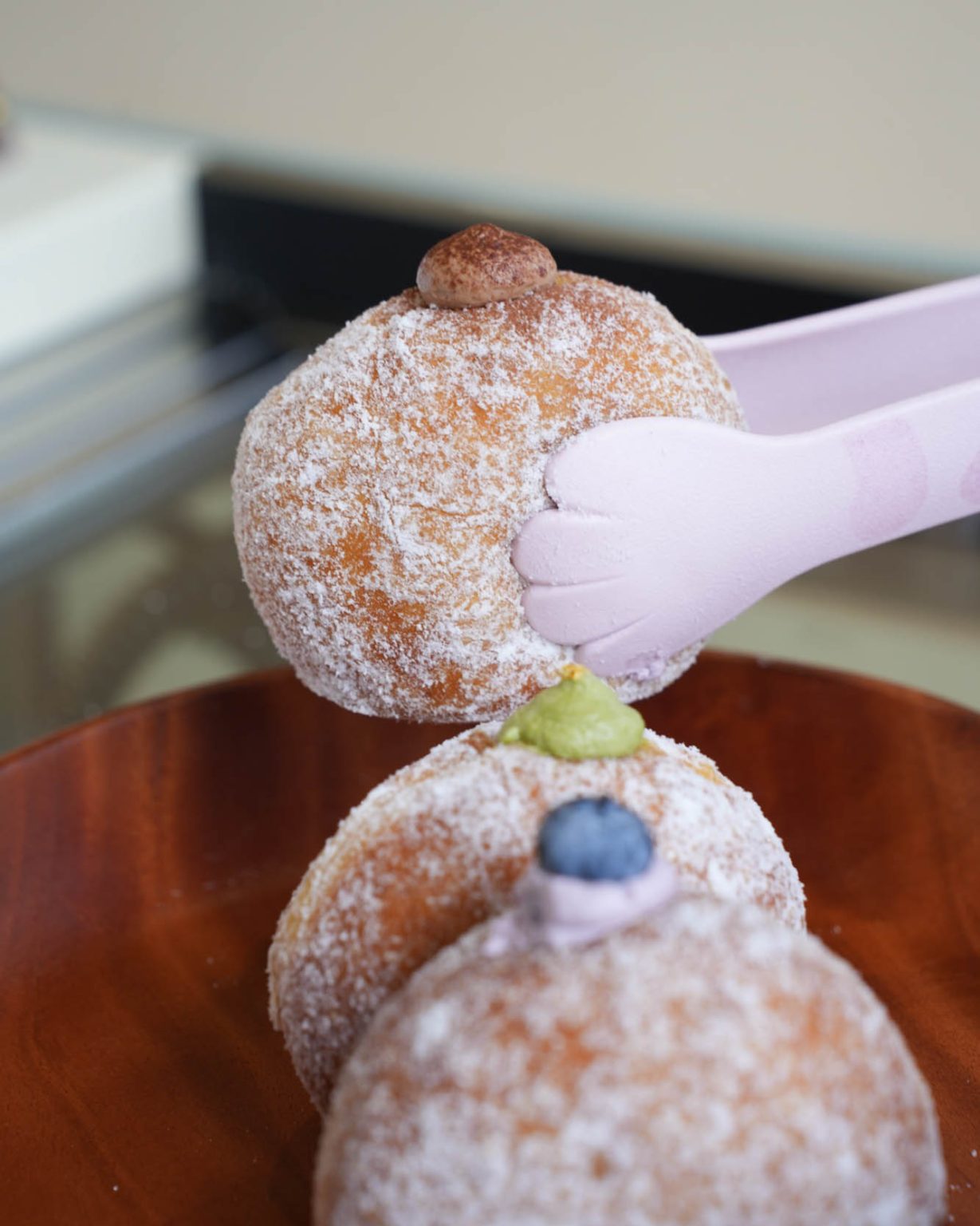 【台南國華街】超人氣「Born Donut生甜甜圈專門店」日本爆餡生甜甜圈，頂級十勝奶霜製作，口感超柔軟一咬就爆漿！ - 台南女孩凱莉吃透透