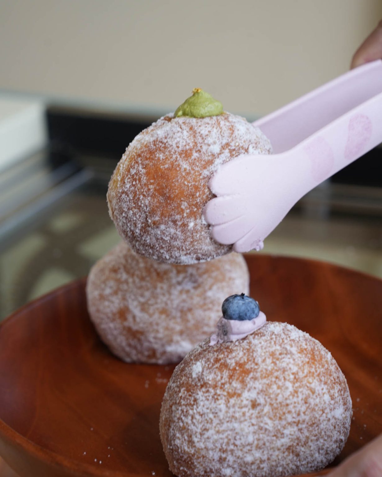 【台南國華街】超人氣「Born Donut生甜甜圈專門店」日本爆餡生甜甜圈，頂級十勝奶霜製作，口感超柔軟一咬就爆漿！ - 台南女孩凱莉吃透透