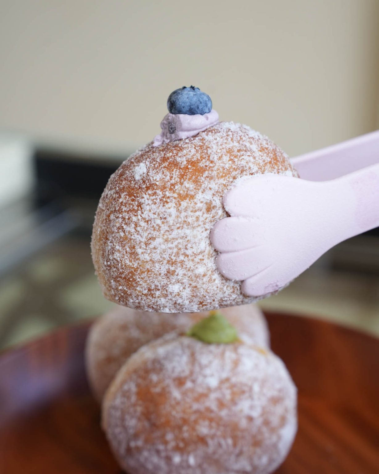 【台南國華街】超人氣「Born Donut生甜甜圈專門店」日本爆餡生甜甜圈，頂級十勝奶霜製作，口感超柔軟一咬就爆漿！ - 台南女孩凱莉吃透透