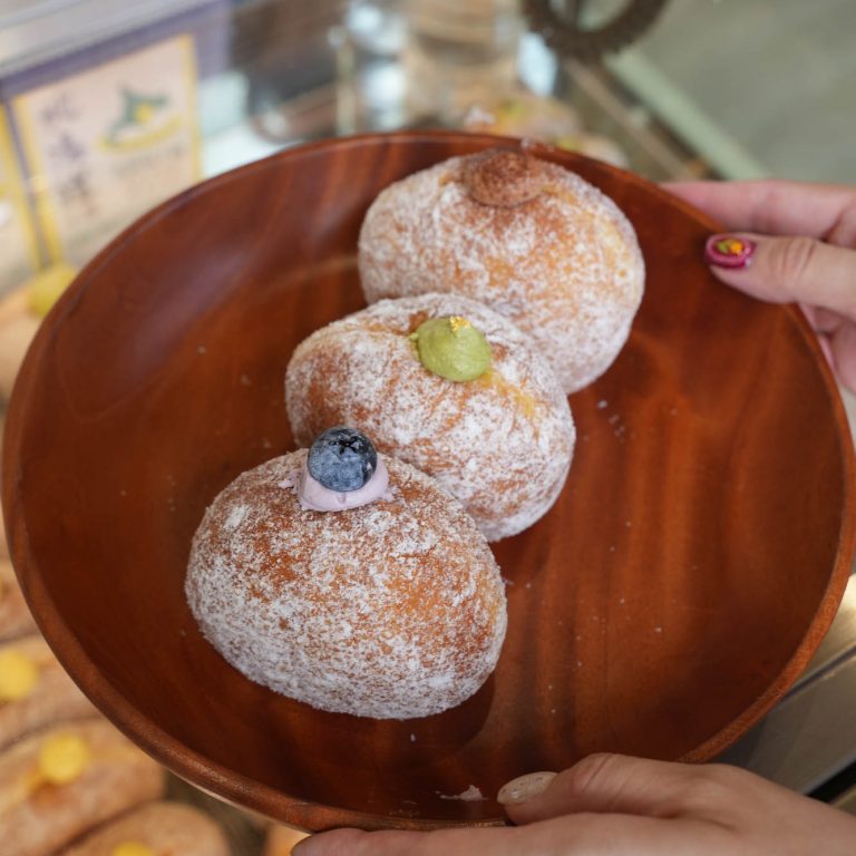 【台南國華街】超人氣「Born Donut生甜甜圈專門店」日本爆餡生甜甜圈，頂級十勝奶霜製作，口感超柔軟一咬就爆漿！ - 台南女孩凱莉吃透透