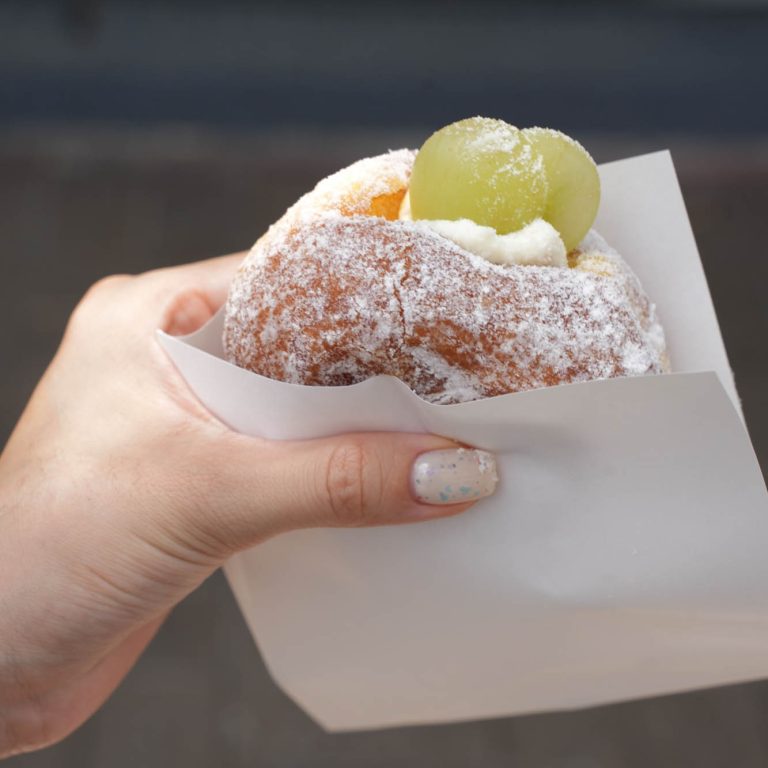 【台南國華街】超人氣「Born Donut生甜甜圈專門店」日本爆餡生甜甜圈，頂級十勝奶霜製作，口感超柔軟一咬就爆漿！ - 台南女孩凱莉吃透透