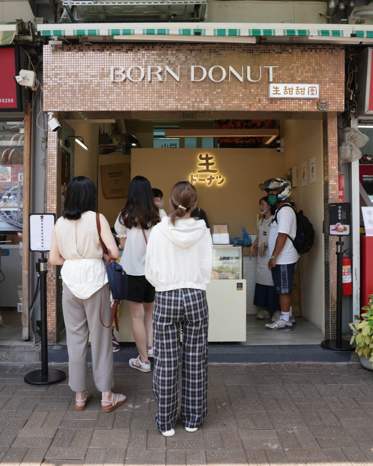 【台南國華街】超人氣「Born Donut生甜甜圈專門店」日本爆餡生甜甜圈，頂級十勝奶霜製作，口感超柔軟一咬就爆漿！ - 台南女孩凱莉吃透透