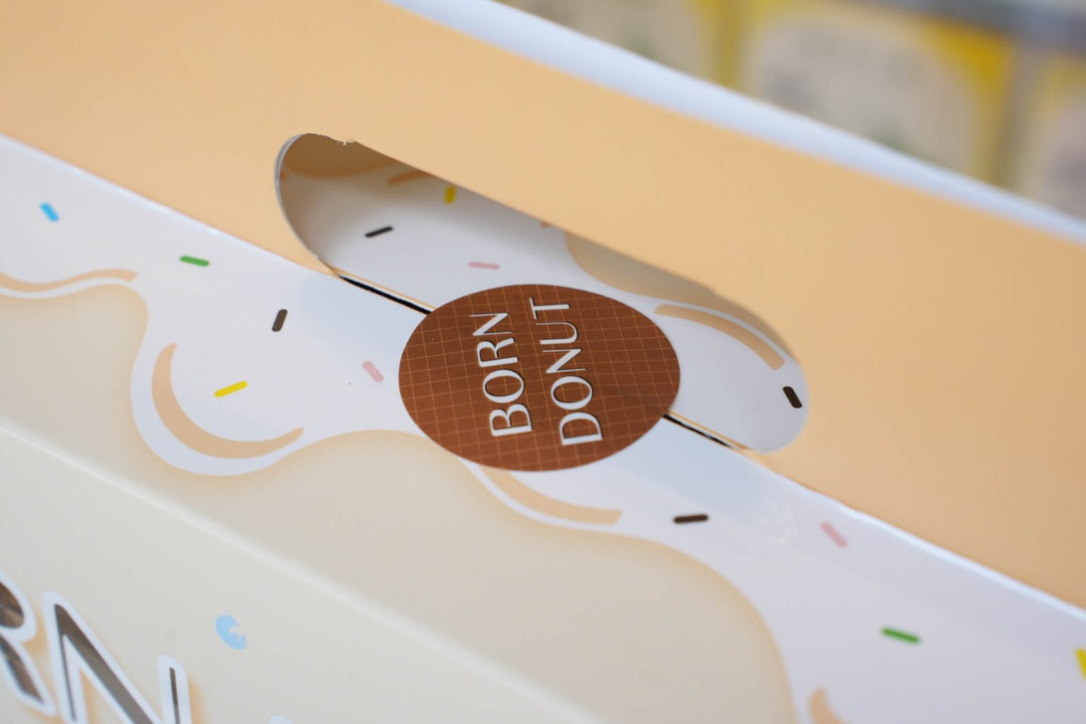 【台南國華街】超人氣「Born Donut生甜甜圈專門店」日本爆餡生甜甜圈，頂級十勝奶霜製作，口感超柔軟一咬就爆漿！ - 台南女孩凱莉吃透透